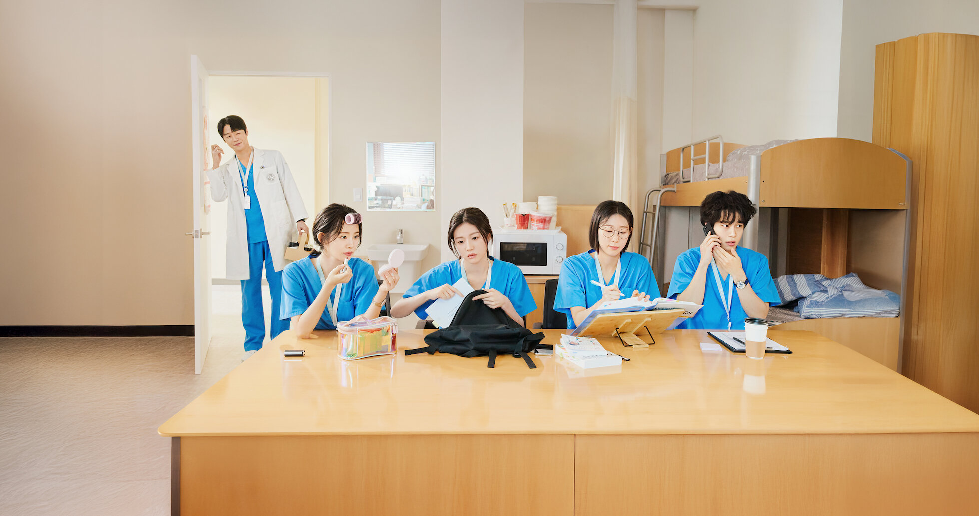 5 Warna Outfit yang Cocok untuk Cool Undertone Bikin Kulit Cerah