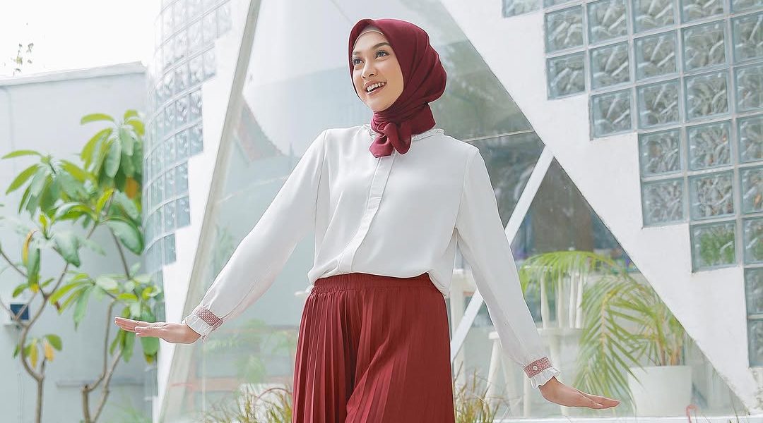 Outfit Merah Putih untuk Tujuh Belasan di Kantor: Tampil Stylish ...